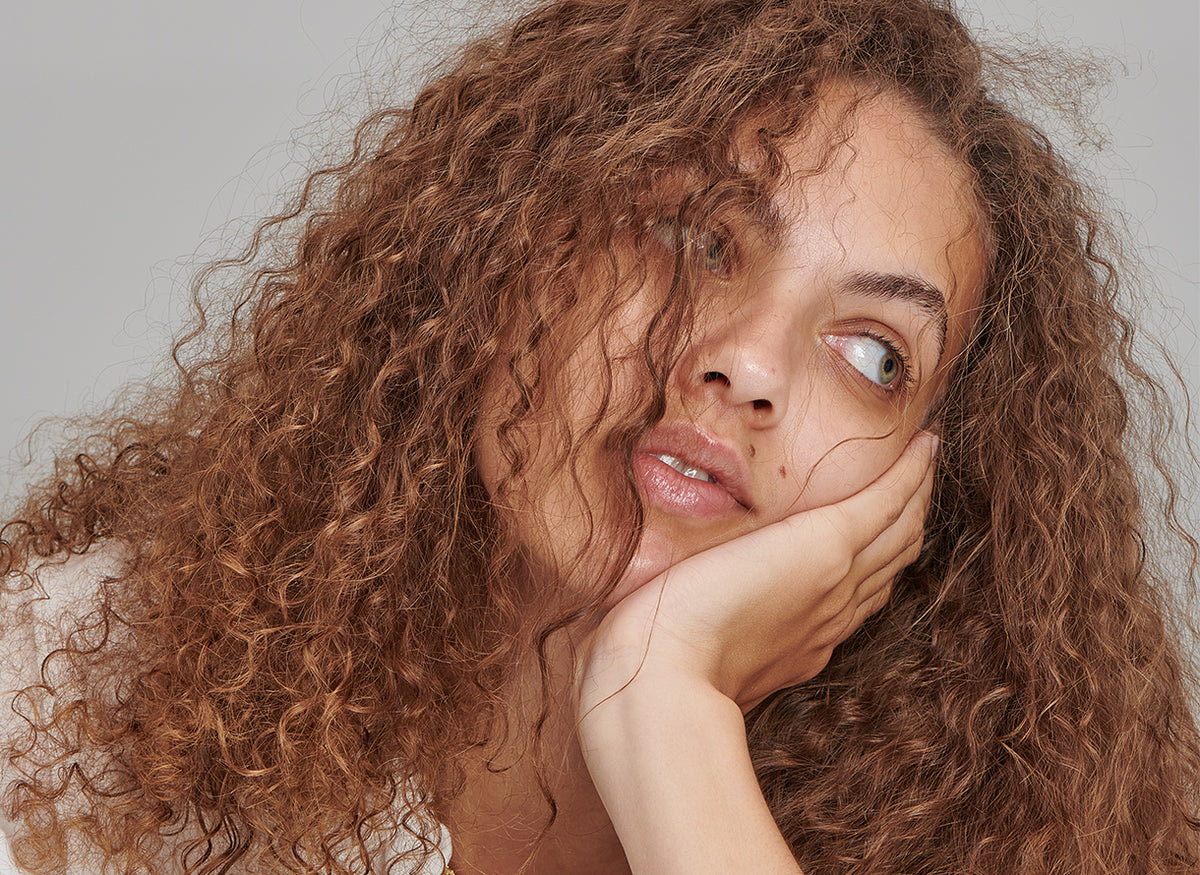 So pflegen und stylen Sie lockiges Haar | The INKEY List